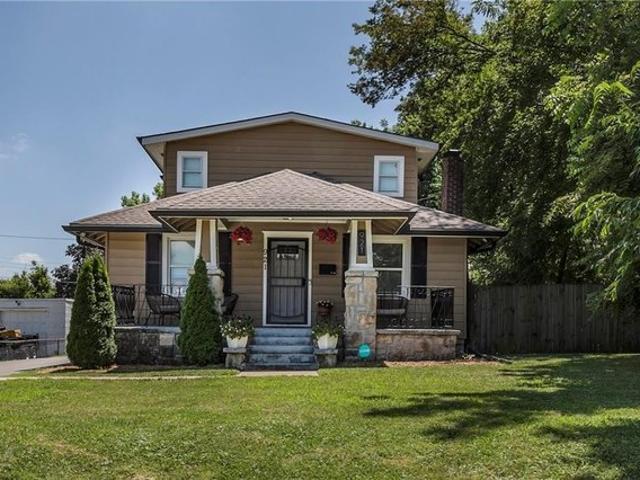 921 E 79th Ter, Kansas City, MO 64131