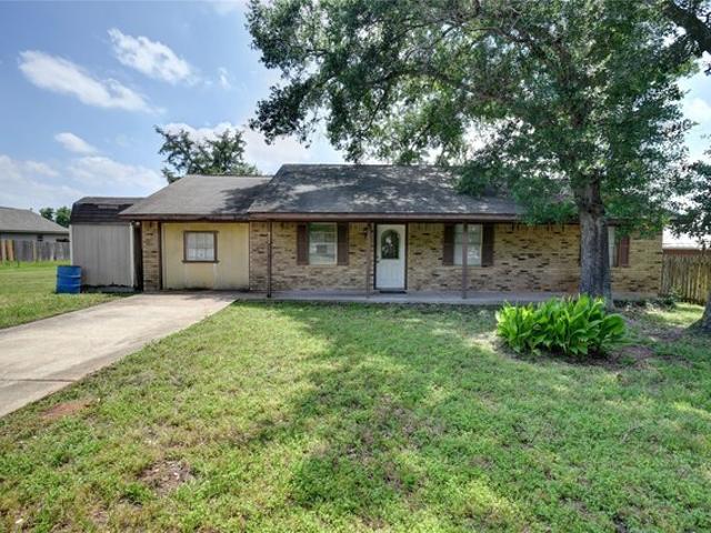 921 E 3rd St, Bellville, TX 77418