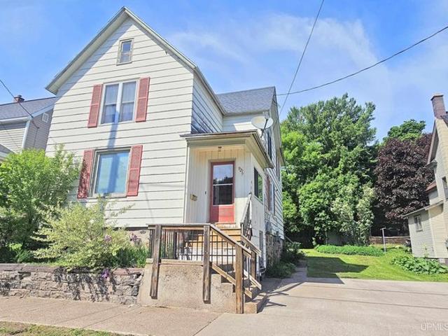 921 Elm St, Hancock, MI 49930