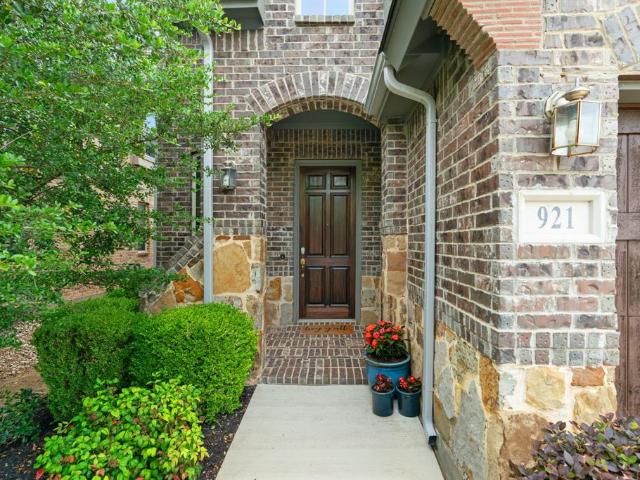 921 Montgomery Way