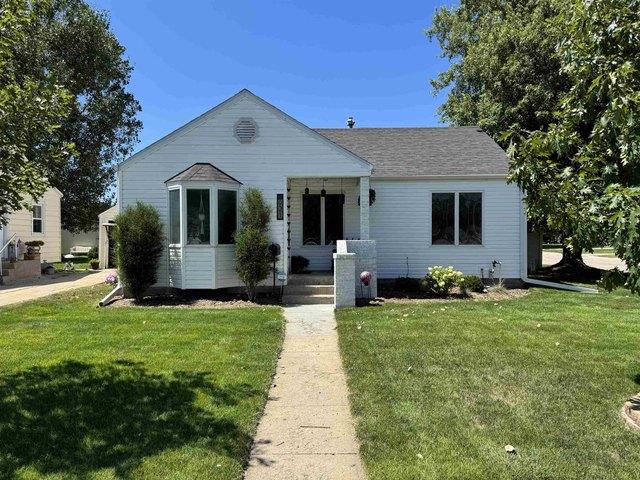 921 Morton St, Holdrege, NE 68949