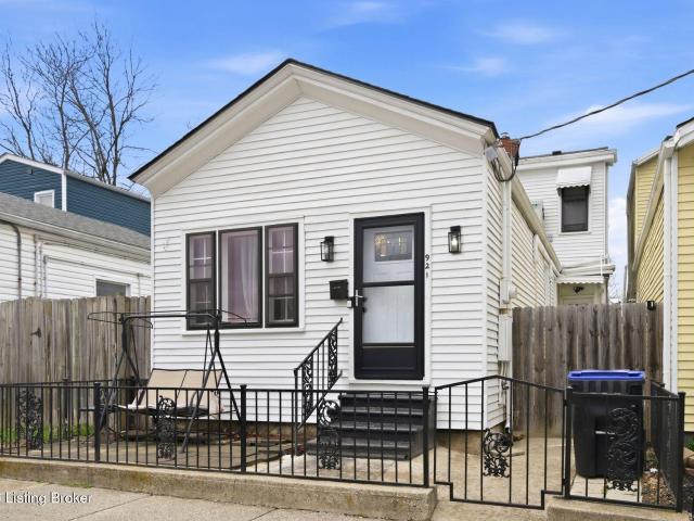 921 Mary St