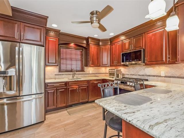 921 N 5th St, New Hyde Park, NY 11040