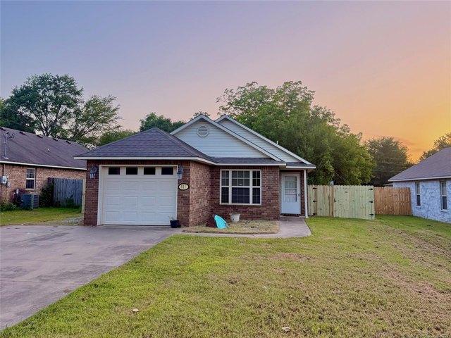921 S Locust St, Sallisaw, OK 74955