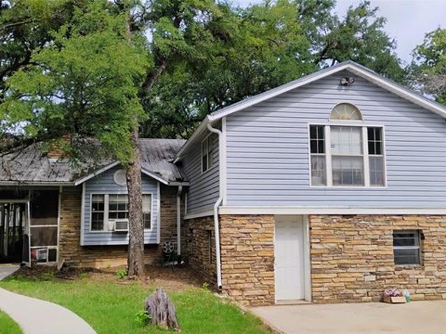 921 Sportsman Park Rd, Azle, TX 76020