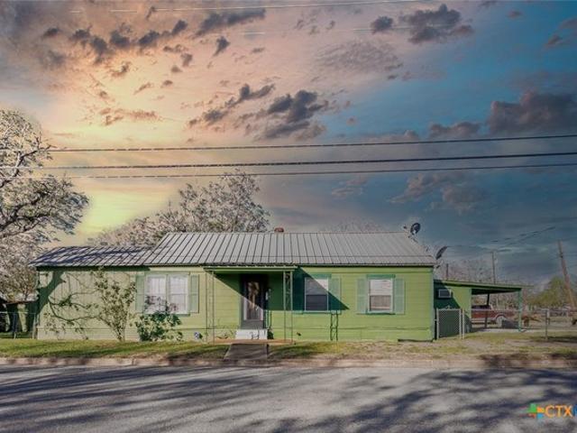 921 Robertson St, Gonzales, TX 78629