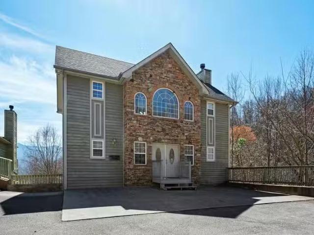 921 WOODSMOKE WAY, GATLINBURG, TN 37738 Single Family Residenc.