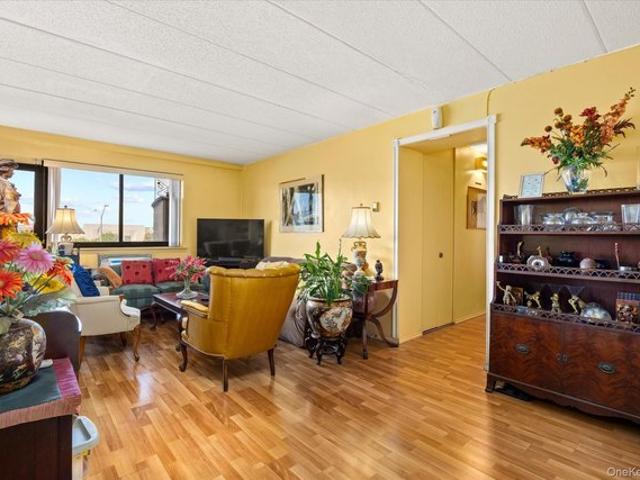 9229 Queens Blvd Apt 6F, Rego Park, NY 11374