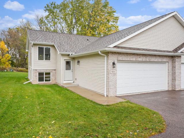 922 932 waters edge court