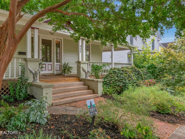 922 Gratz St