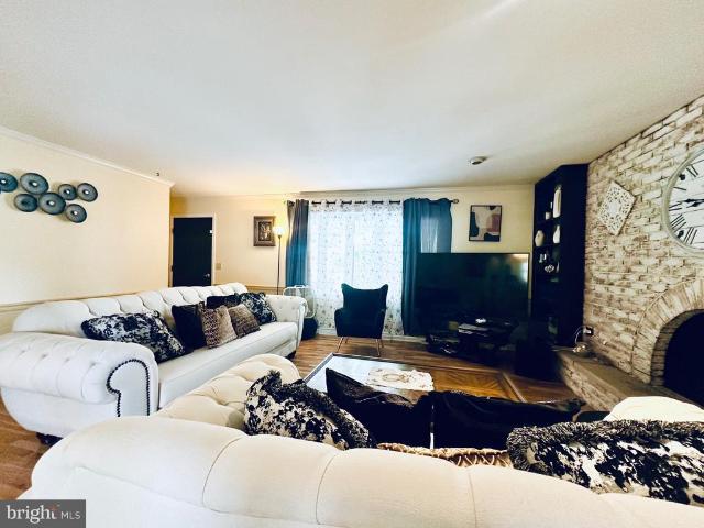 922 Dolly Terrace