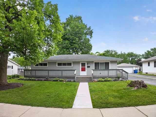 922 E Crestview Ct, Crown Point, IN 46307