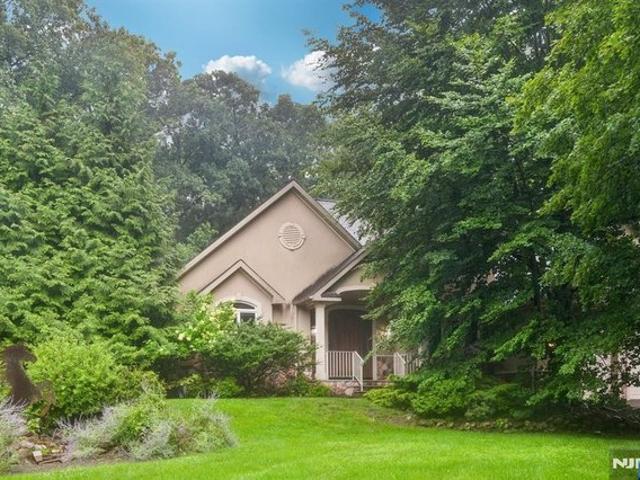 922 Hilltop Ter, Franklin Lakes, NJ 07417
