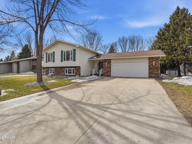 922 James Ave SE, East Grand Forks, MN 56721