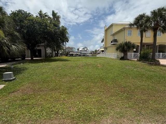 922 Nueces Dr, Galveston, TX 77554