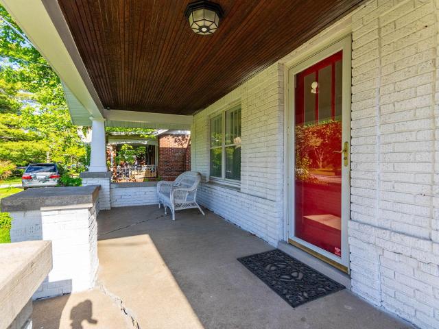 922 w broadway