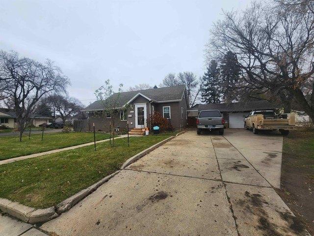 922 University Ave W, Minot, ND 58703