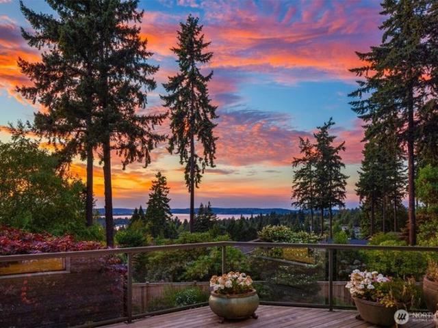 9234 NE 25th St, Clyde Hill, WA 98004