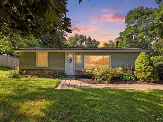9239 Villa Crest Dr, Springfield Township, MI 48346