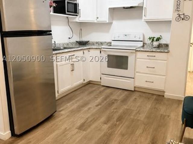 9231 Collins Rd, FL 32244