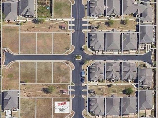 9233 Ruth Dr, Midwest City, OK 73130