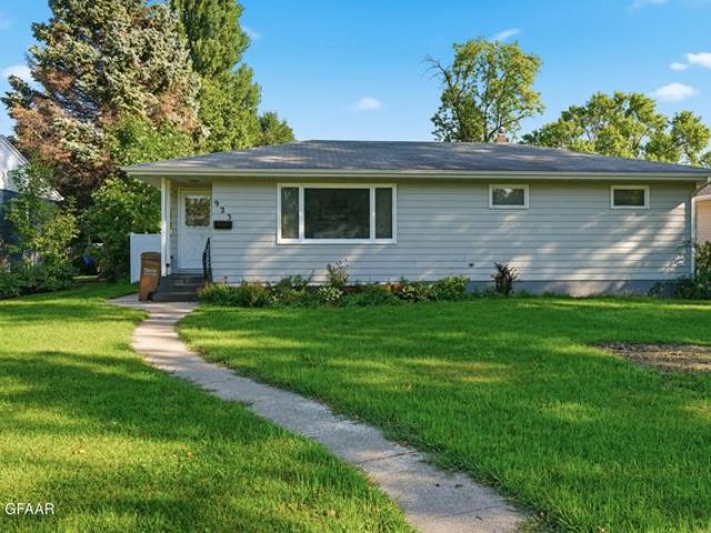 923 6th St SE, East Grand Forks, MN 56721
