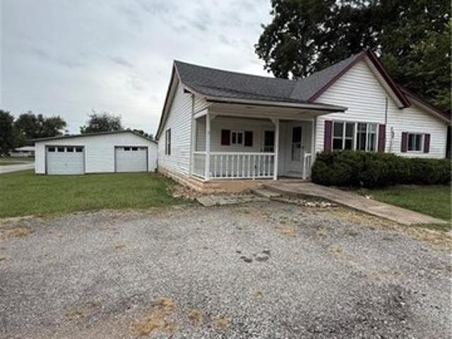 923 E Walnut St, Rich Hill, MO 64779