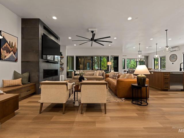 923 Flynn Ln