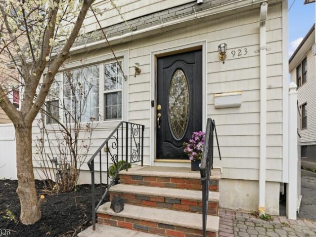 923 Kilsyth Rd