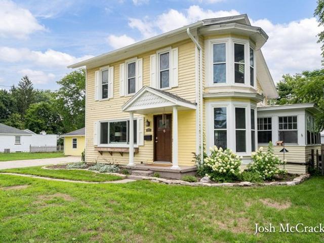 923 N Hudson St SE, Lowell, MI 49331