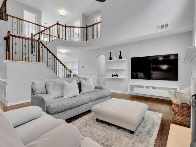 923 Van Briggle Path NE