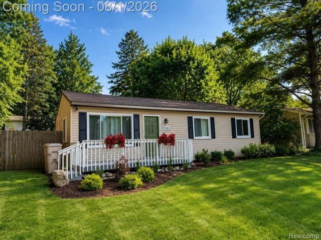 9245 Debby Jo Dr, Springfield Township, MI 48346