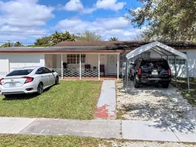9245 45th St SW, Miami, FL 33165