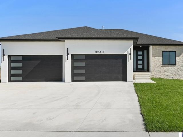 9240 Castle Pine Dr, Lincoln, NE 68516