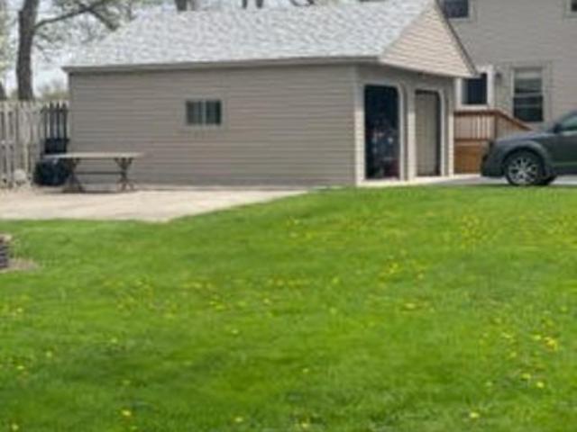 924 Hawthorne St, Temperance, MI 48182