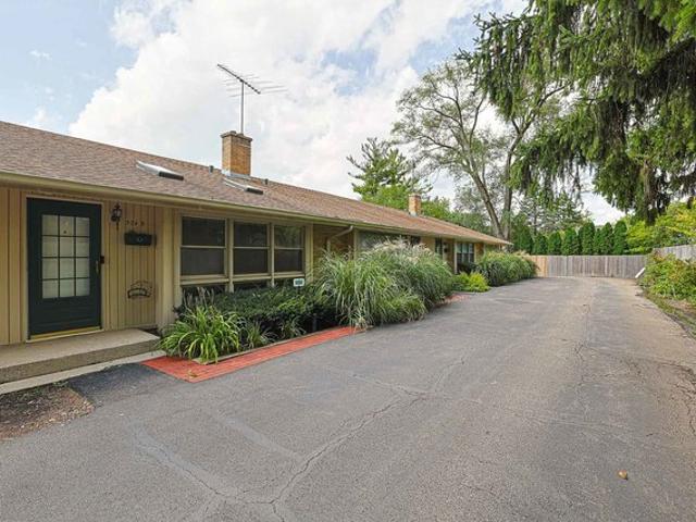 924 N Milwaukee Ave Apt D, Libertyville, IL 60048