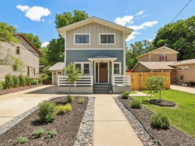 924 Nagawicka St, Delafield, WI 53018