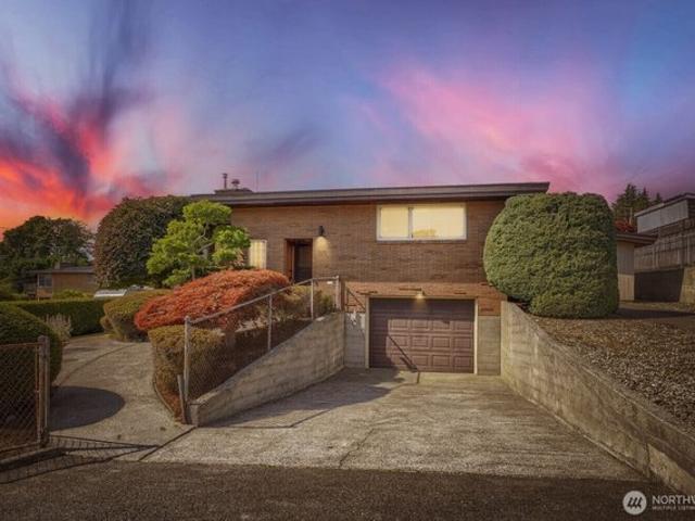 924 S 226th Pl, Des Moines, WA 98198