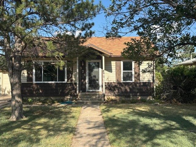 924 S Jackson St, Hugoton, KS 67951