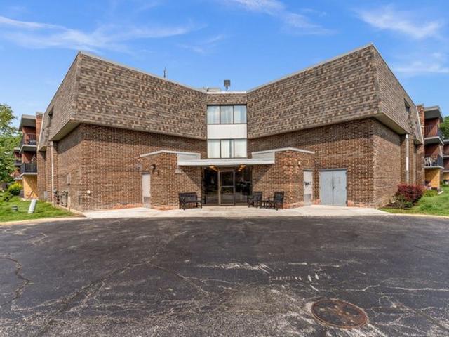 924 S Lake Ct Apt 105, Westmont, IL 60559