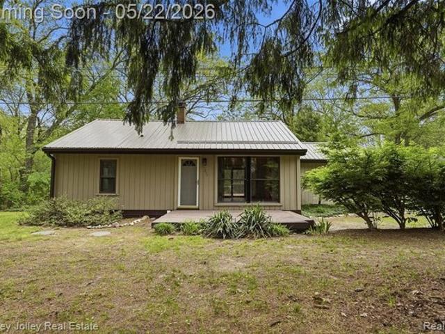 9255 Evergreen Rd, Green Oak Township, MI 48116