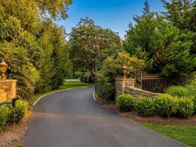 9250 Persimmon Tree Rd, Potomac, MD 20854 | MLS #MDMC2221