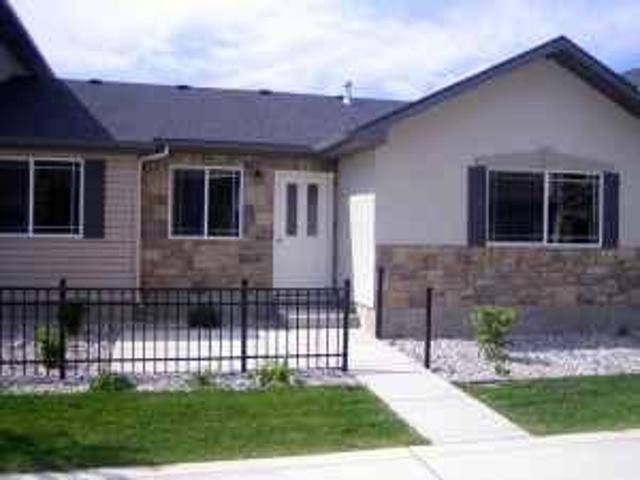 $925 / 3br North Logan 3 bedroom, 2 bath, 2 car garage Townhome