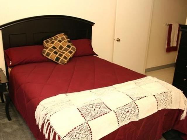 $925 / 3br Enjoy the fitness center and sparkling pool!