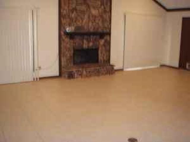 $925 / 3br 3Br 2 Bath Brick Home clydesdale & 72nd