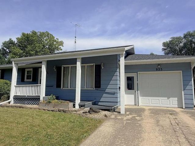 925 1st St NW, Hampton, IA 50441