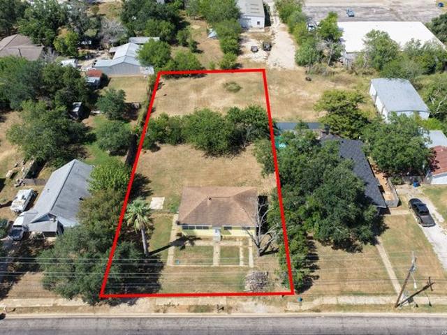 925 4th St, Floresville, TX 78114