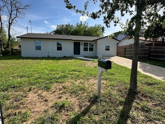 925 6th St, Floresville, TX 78114