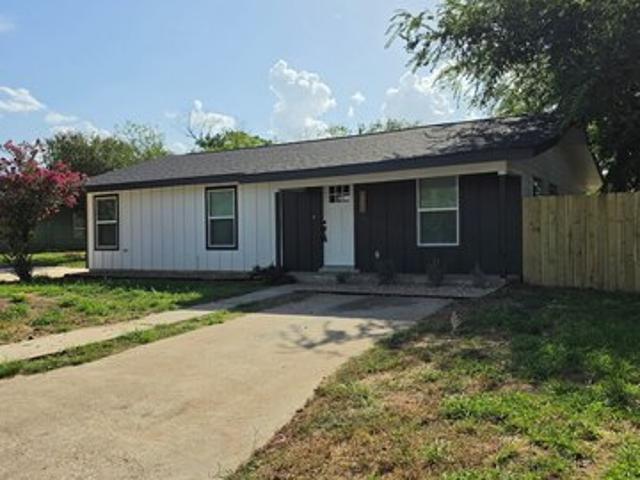 925 Coleman St, Poteet, TX 78065