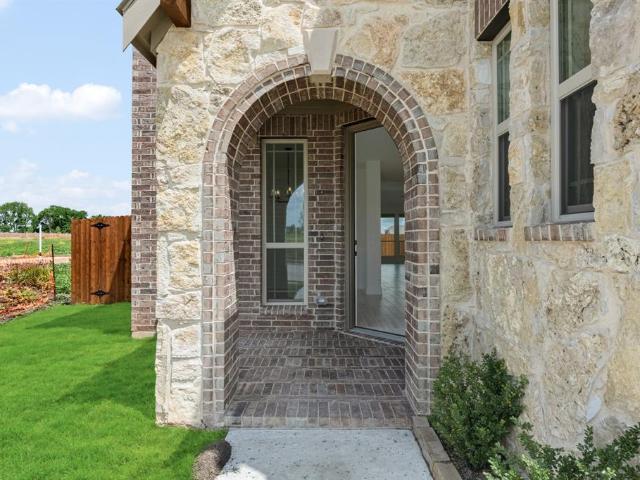 925 Cannes Dr, Red Oak, TX 75154 | MLS #21160